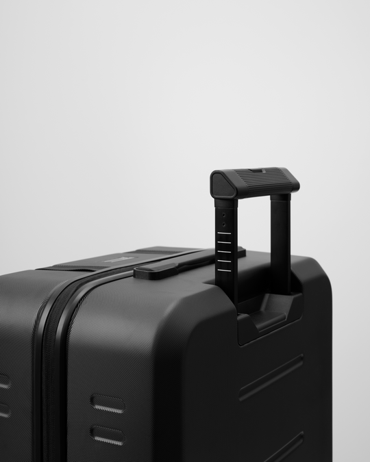 Ramverk Check-in Luggage Medium Black Out | Db Journey US