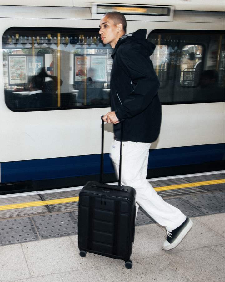 Black Ramverk Pro Front Access Carry On | Db Journey NO